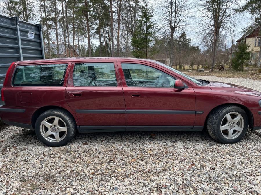 Red Volvo V70 2002 in Tallinn, with an engine capacity of 2.40 L and mileage of 370 thousand km for 1900 €, photo 4 on AUTOMOTO.COM.LV