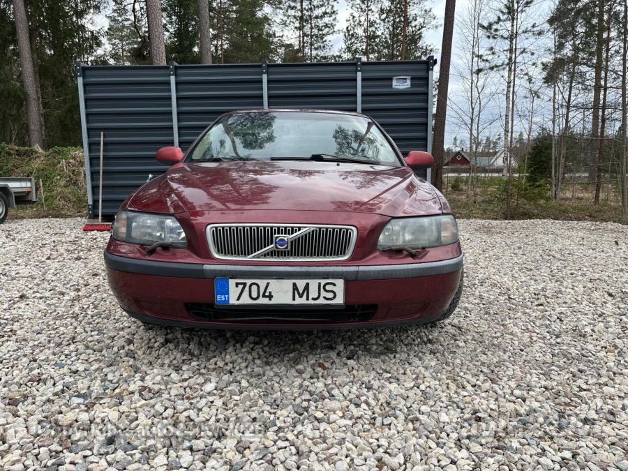 Red Volvo V70 2002 in Tallinn, with an engine capacity of 2.40 L and mileage of 370 thousand km for 1900 €, photo 5 on AUTOMOTO.COM.LV