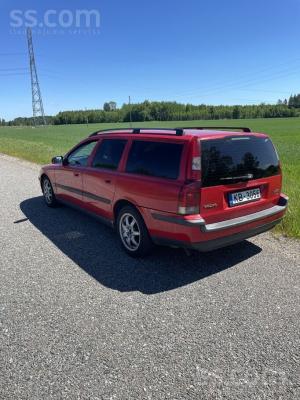 Sarkans Volvo V70 2002 Rīga, ar dzinēja tilpumu 2.40 L un nobraukumu 656 tūkst. km par 1350 €, foto 4 vietnē AUTOMOTO.COM.LV