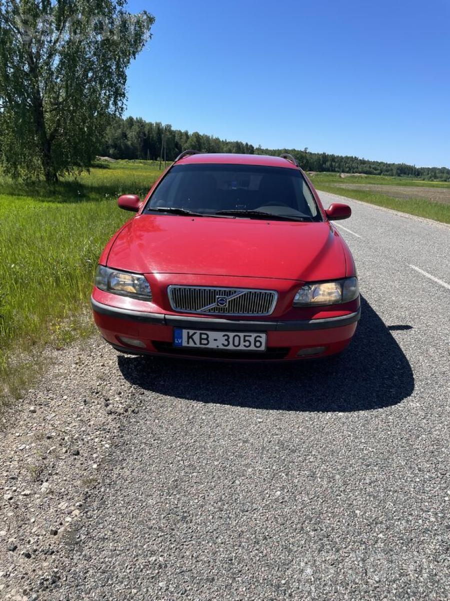 Sarkans Volvo V70 2002 Rīga, ar dzinēja tilpumu 2.40 L un nobraukumu 656 tūkst. km par 1350 €, foto 5 vietnē AUTOMOTO.COM.LV
