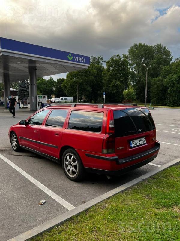 Red Volvo V70 2002 in Riga, with an engine capacity of 2.40 L and mileage of 656 thousand km for 1190 €, photo 3 on AUTOMOTO.COM.LV