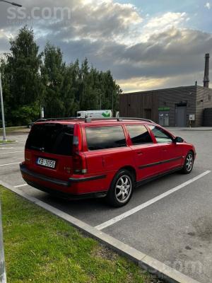 Red Volvo V70 2002 in Riga, with an engine capacity of 2.40 L and mileage of 656 thousand km for 1190 €, photo 5 on AUTOMOTO.COM.LV