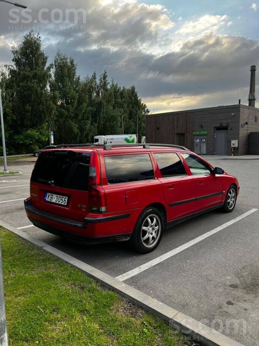 Red Volvo V70 2002 in Riga, with an engine capacity of 2.40 L and mileage of 656 thousand km for 1190 €, photo 5 on AUTOMOTO.COM.LV