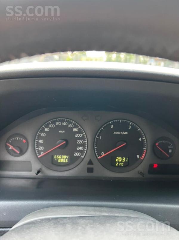 Red Volvo V70 2002 in Riga, with an engine capacity of 2.40 L and mileage of 656 thousand km for 1190 €, photo 5 on AUTOMOTO.COM.LV
