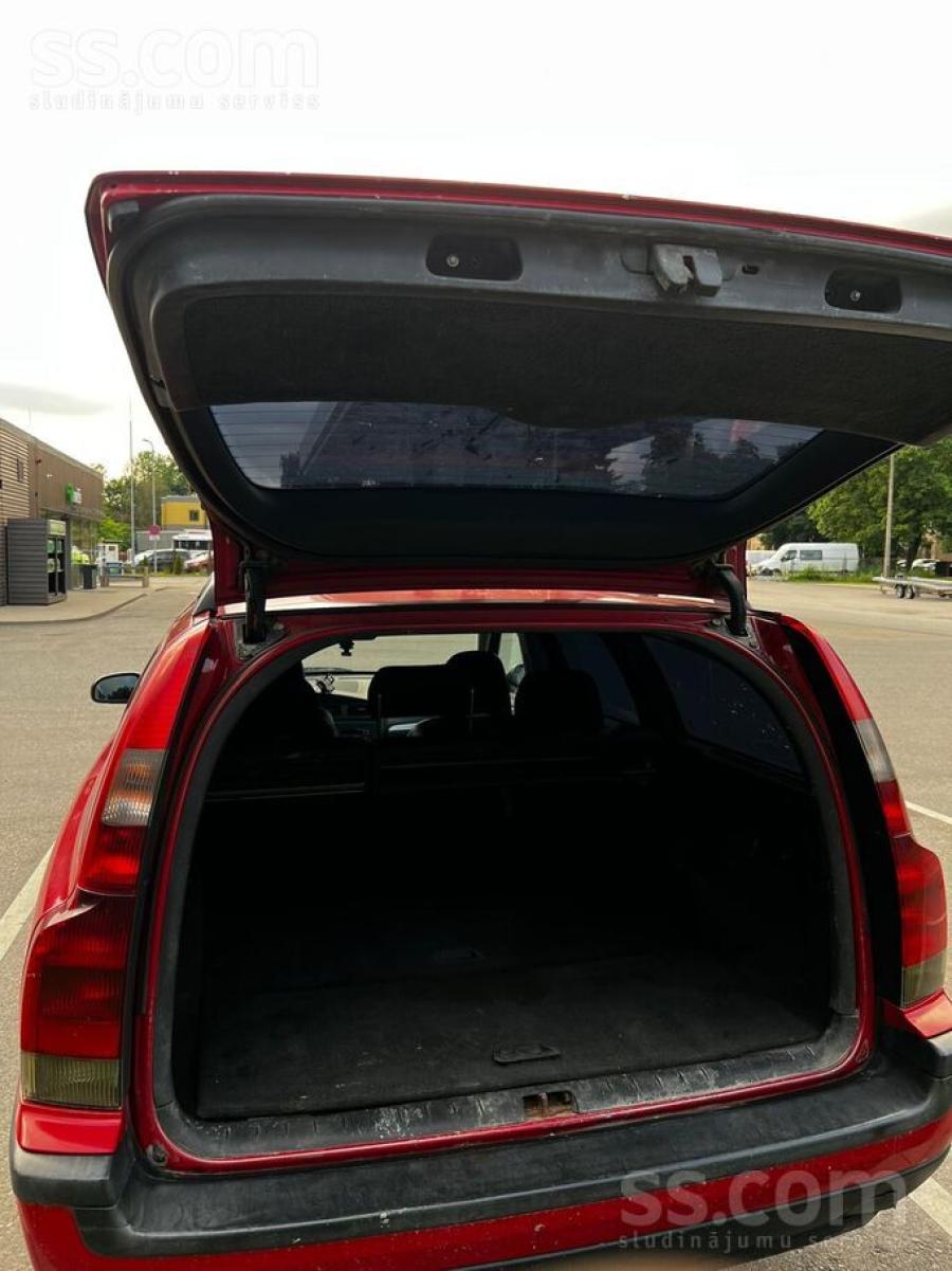 Red Volvo V70 2002 in Riga, with an engine capacity of 2.40 L and mileage of 656 thousand km for 1190 €, photo 9 on AUTOMOTO.COM.LV