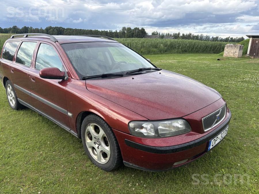 Sarkans Volvo V70 2002 Bauska, ar dzinēja tilpumu 2.40 L un nobraukumu 500 tūkst. km par 1490 €, foto 3 vietnē AUTOMOTO.COM.LV