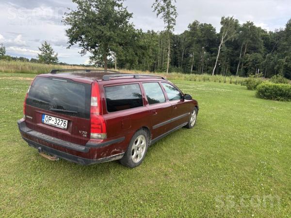 Red Volvo V70 2002 in Bauska, with an engine capacity of 2.40 L and mileage of 500 thousand km for 1490 €, photo 4 on AUTOMOTO.COM.LV