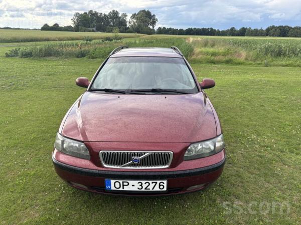 Red Volvo V70 2002 in Bauska, with an engine capacity of 2.40 L and mileage of 500 thousand km for 1490 €, photo 5 on AUTOMOTO.COM.LV