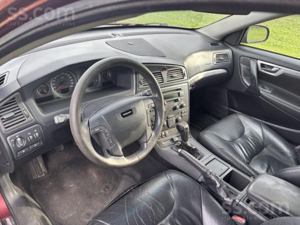 Red Volvo V70 2002 in Bauska, with an engine capacity of 2.40 L and mileage of 500 thousand km for 1490 €, photo 6 on AUTOMOTO.COM.LV