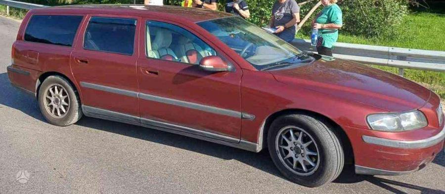 Red Volvo V70 2002 in Vilnius, with an engine capacity of 2.40 L and mileage of 322 thousand km for 600 €, photo 1 on AUTOMOTO.COM.LV