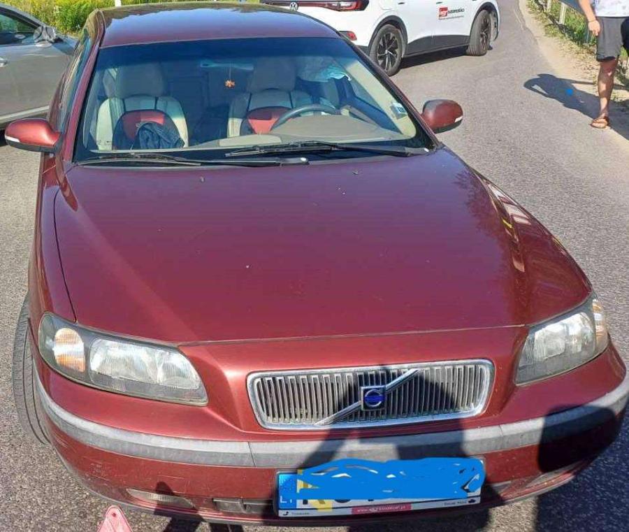 Red Volvo V70 2002 in Vilnius, with an engine capacity of 2.40 L and mileage of 322 thousand km for 600 €, photo 3 on AUTOMOTO.COM.LV