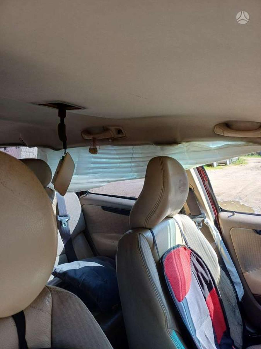 Red Volvo V70 2002 in Vilnius, with an engine capacity of 2.40 L and mileage of 322 thousand km for 600 €, photo 5 on AUTOMOTO.COM.LV