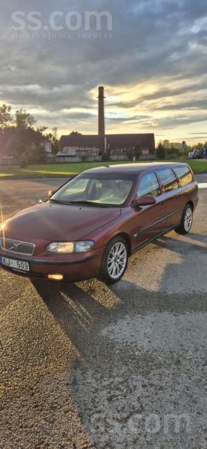 Sarkans Volvo V70 2002 Aizkraukle, ar dzinēja tilpumu 2.40 L un nobraukumu 424 tūkst. km par 1350 €, foto 1 vietnē AUTOMOTO.COM.LV