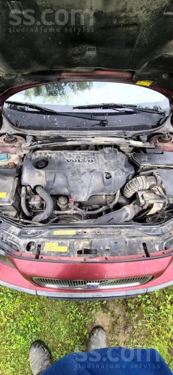 Red Volvo V70 2002 in Aizkraukle, with an engine capacity of 2.40 L and mileage of 424 thousand km for 1350 €, photo 9 on AUTOMOTO.COM.LV