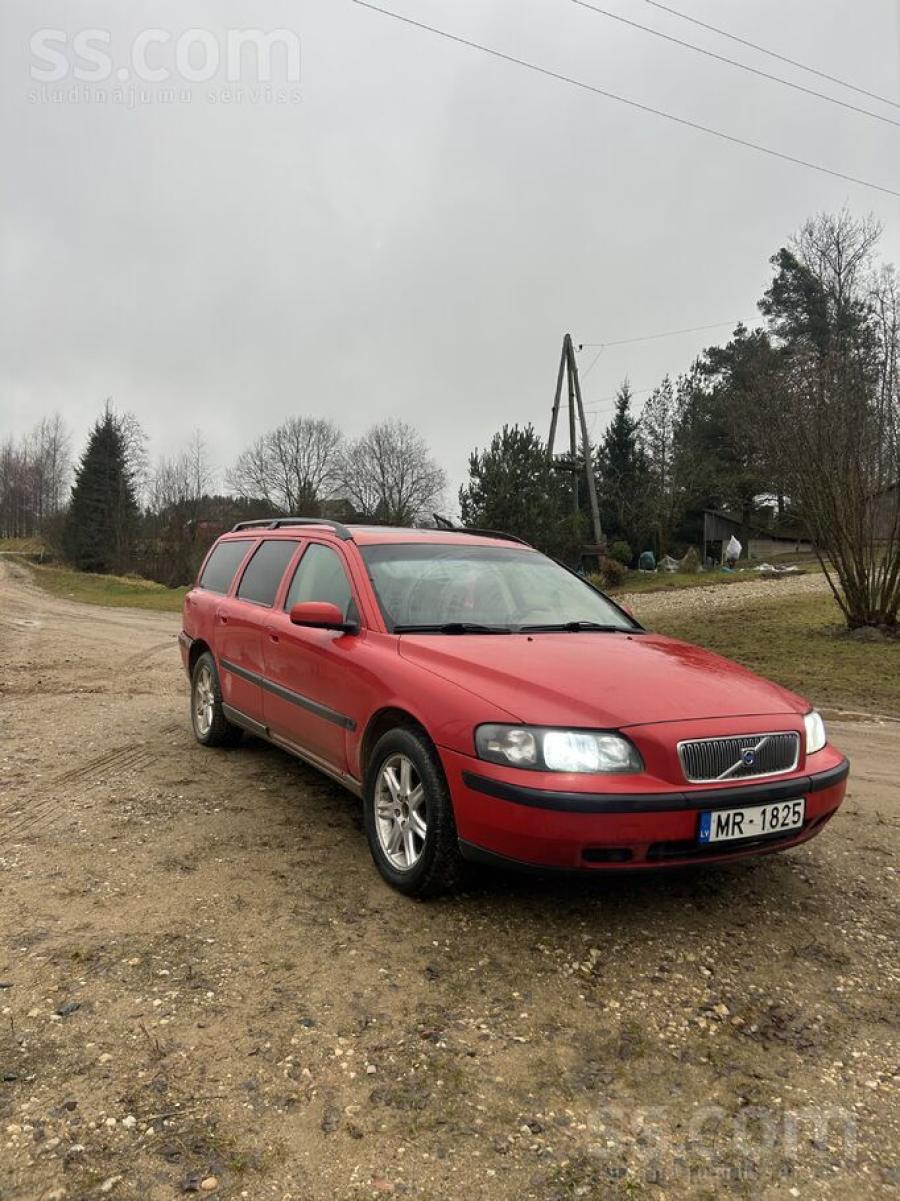 Sarkans Volvo V70 2003 Madona, ar dzinēja tilpumu 2.40 L un nobraukumu 0 tūkst. km par 800 €, foto 1 vietnē AUTOMOTO.COM.LV
