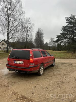 Sarkans Volvo V70 2003 Madona, ar dzinēja tilpumu 2.40 L un nobraukumu 0 tūkst. km par 800 €, foto 2 vietnē AUTOMOTO.COM.LV