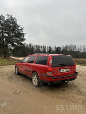 Sarkans Volvo V70 2003 Madona, ar dzinēja tilpumu 2.40 L un nobraukumu 0 tūkst. km par 800 €, foto 5 vietnē AUTOMOTO.COM.LV