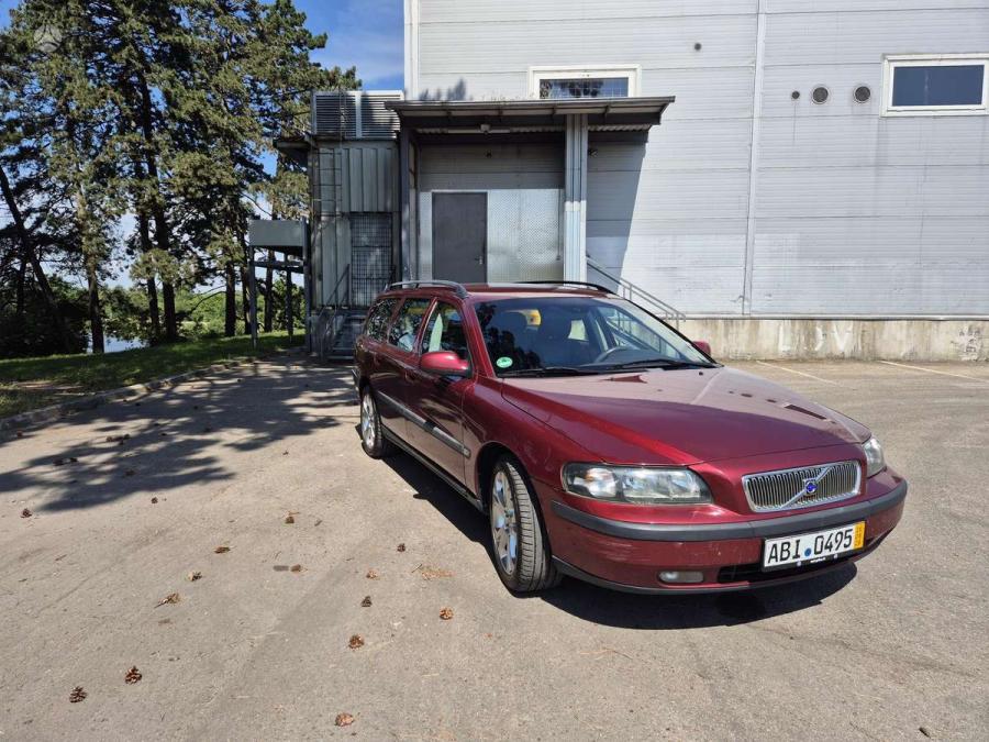 Sarkans Volvo V70 2003 Viļņa, ar dzinēja tilpumu 2.40 L un nobraukumu 289 tūkst. km par 2499 €, foto 5 vietnē AUTOMOTO.COM.LV