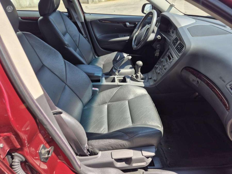 Sarkans Volvo V70 2003 Viļņa, ar dzinēja tilpumu 2.40 L un nobraukumu 289 tūkst. km par 2499 €, foto 9 vietnē AUTOMOTO.COM.LV