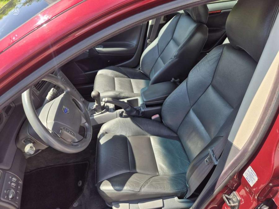 Sarkans Volvo V70 2003 Viļņa, ar dzinēja tilpumu 2.40 L un nobraukumu 289 tūkst. km par 2499 €, foto 12 vietnē AUTOMOTO.COM.LV