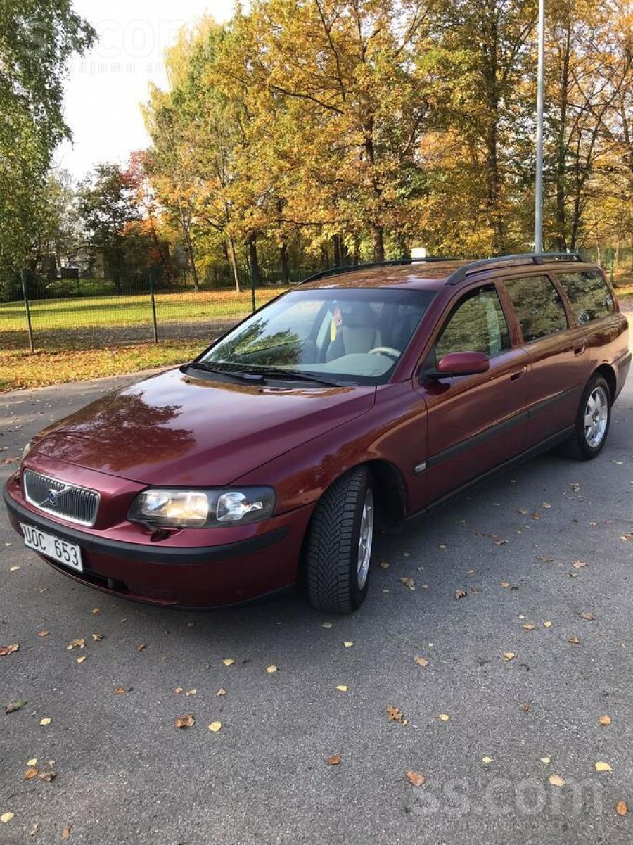 Red Volvo V70 2003 in Jurmala, with an engine capacity of 2.40 L and mileage of 330 thousand km for 2150 €, photo 1 on AUTOMOTO.COM.LV