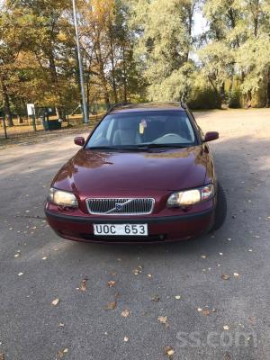 Red Volvo V70 2003 in Jurmala, with an engine capacity of 2.40 L and mileage of 330 thousand km for 2150 €, photo 3 on AUTOMOTO.COM.LV