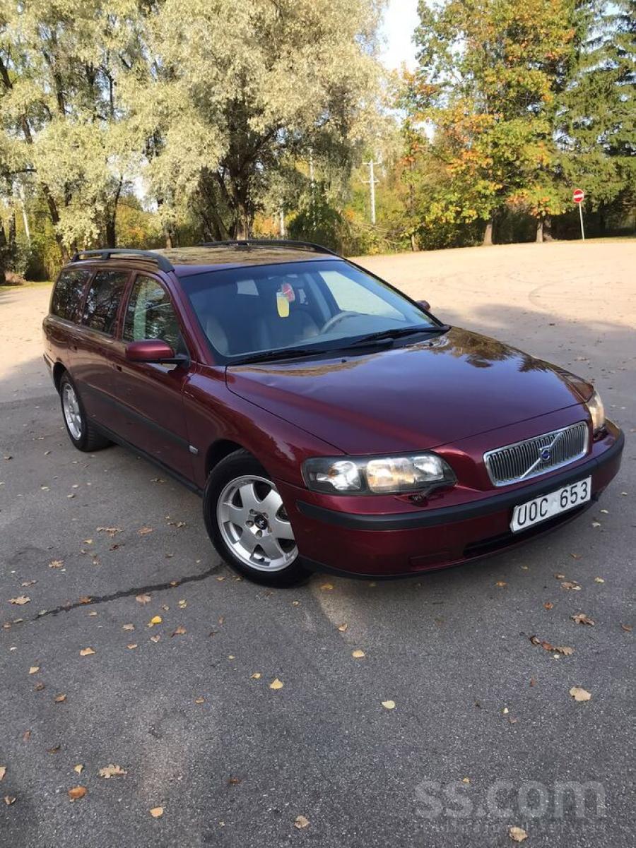 Red Volvo V70 2003 in Jurmala, with an engine capacity of 2.40 L and mileage of 330 thousand km for 2150 €, photo 4 on AUTOMOTO.COM.LV