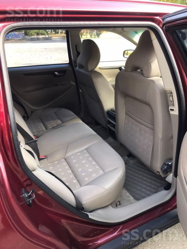 Red Volvo V70 2003 in Jurmala, with an engine capacity of 2.40 L and mileage of 330 thousand km for 2150 €, photo 5 on AUTOMOTO.COM.LV