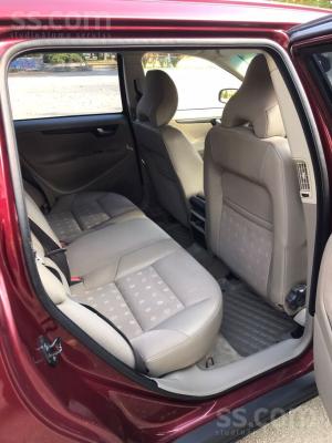 Red Volvo V70 2003 in Jurmala, with an engine capacity of 2.40 L and mileage of 330 thousand km for 2150 €, photo 5 on AUTOMOTO.COM.LV