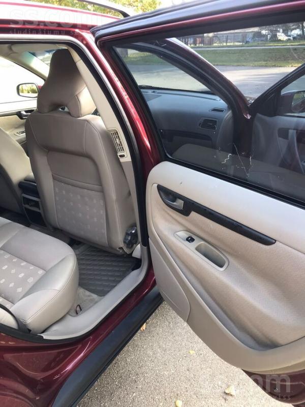 Red Volvo V70 2003 in Jurmala, with an engine capacity of 2.40 L and mileage of 330 thousand km for 2150 €, photo 8 on AUTOMOTO.COM.LV