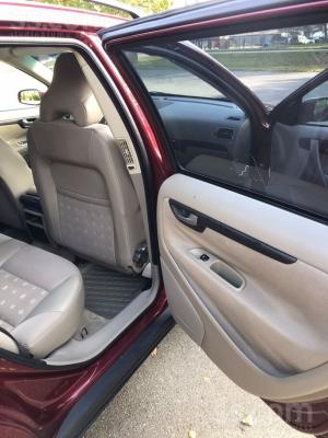 Red Volvo V70 2003 in Jurmala, with an engine capacity of 2.40 L and mileage of 330 thousand km for 2150 €, photo 8 on AUTOMOTO.COM.LV