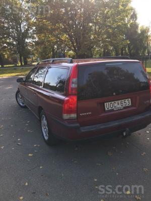 Red Volvo V70 2003 in Jurmala, with an engine capacity of 2.40 L and mileage of 330 thousand km for 2150 €, photo 9 on AUTOMOTO.COM.LV