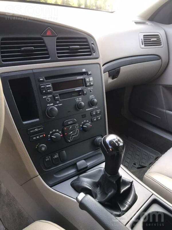Red Volvo V70 2003 in Jurmala, with an engine capacity of 2.40 L and mileage of 330 thousand km for 2150 €, photo 10 on AUTOMOTO.COM.LV