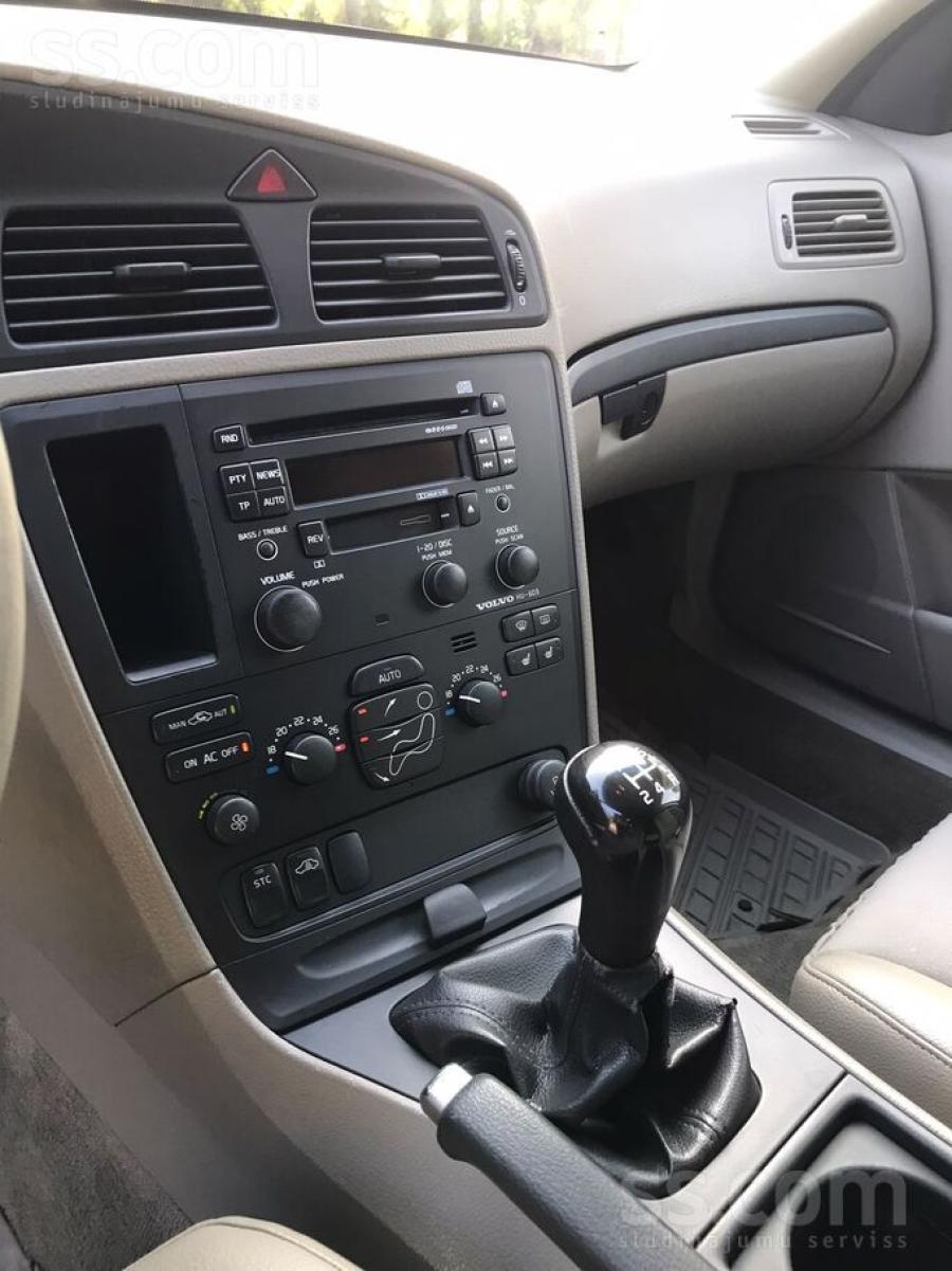 Red Volvo V70 2003 in Jurmala, with an engine capacity of 2.40 L and mileage of 330 thousand km for 2150 €, photo 10 on AUTOMOTO.COM.LV