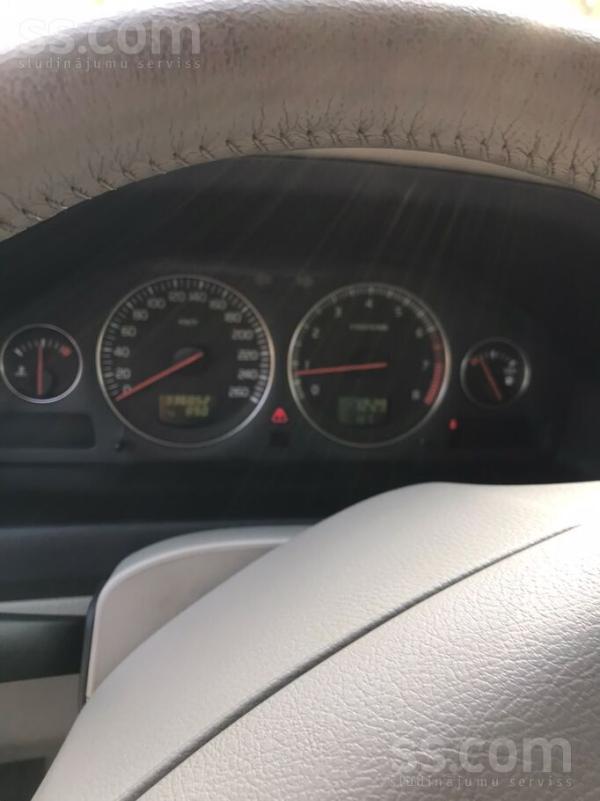 Red Volvo V70 2003 in Jurmala, with an engine capacity of 2.40 L and mileage of 330 thousand km for 2150 €, photo 11 on AUTOMOTO.COM.LV