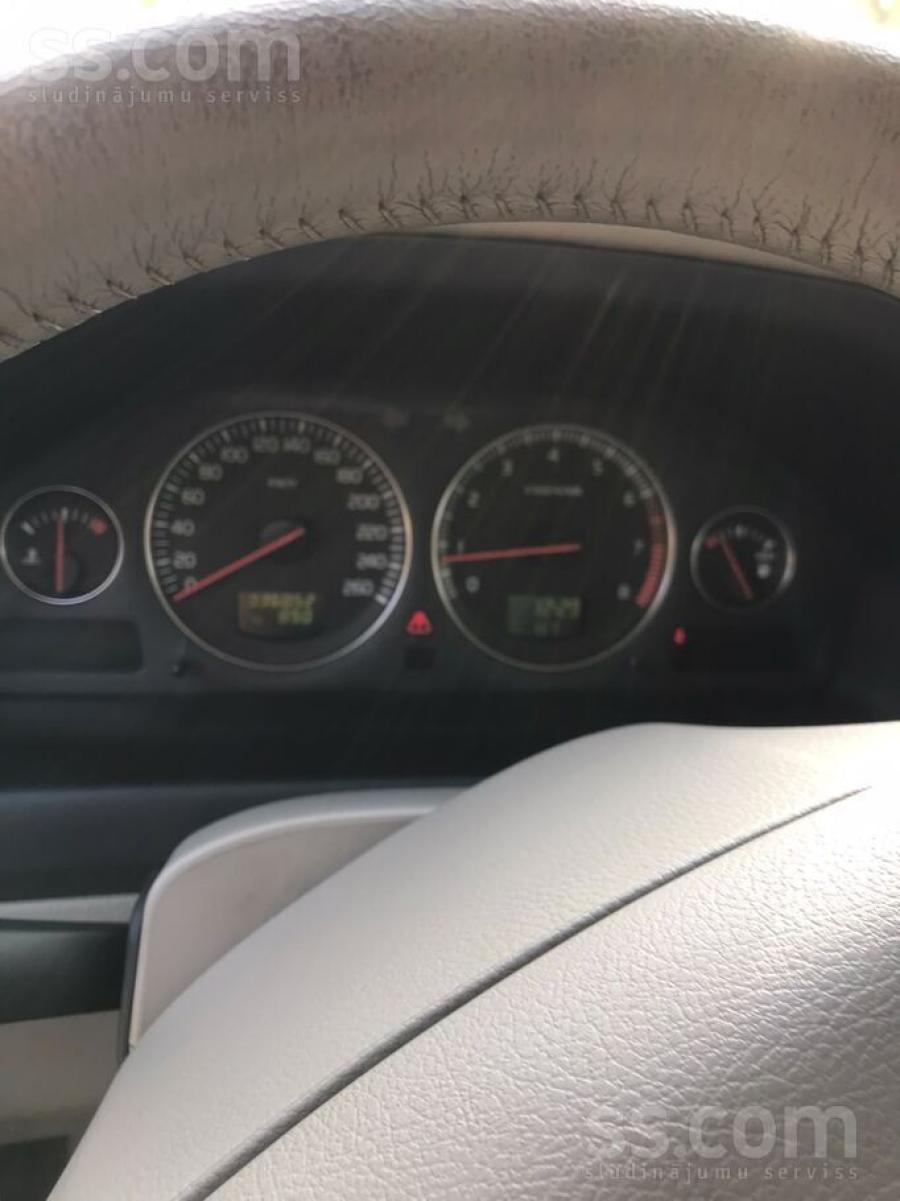Red Volvo V70 2003 in Jurmala, with an engine capacity of 2.40 L and mileage of 330 thousand km for 2150 €, photo 11 on AUTOMOTO.COM.LV