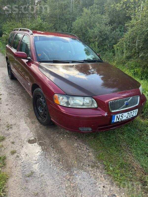 Red Volvo V70 2004 in Riga, with an engine capacity of 2.00 L and mileage of 325 thousand km for 1234 €, photo 1 on AUTOMOTO.COM.LV