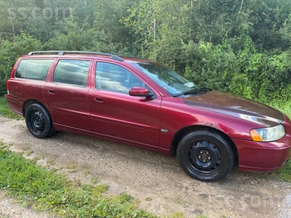 Red Volvo V70 2004 in Riga, with an engine capacity of 2.00 L and mileage of 325 thousand km for 1234 €, photo 2 on AUTOMOTO.COM.LV