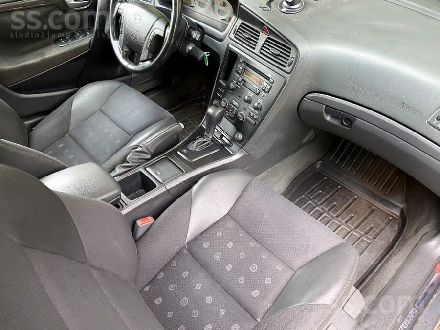 Sarkans Volvo V70 2004 Rīga, ar dzinēja tilpumu 2.40 L un nobraukumu 306 tūkst. km par 2900 €, foto 12 vietnē AUTOMOTO.COM.LV