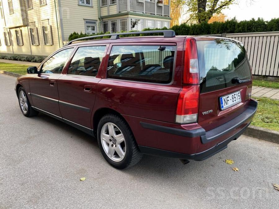 Red Volvo V70 2004 in Riga, with an engine capacity of 2.40 L and mileage of 306 thousand km for 2800 €, photo 4 on AUTOMOTO.COM.LV