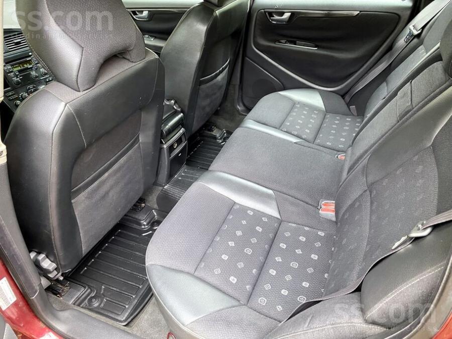 Red Volvo V70 2004 in Riga, with an engine capacity of 2.40 L and mileage of 306 thousand km for 2800 €, photo 10 on AUTOMOTO.COM.LV