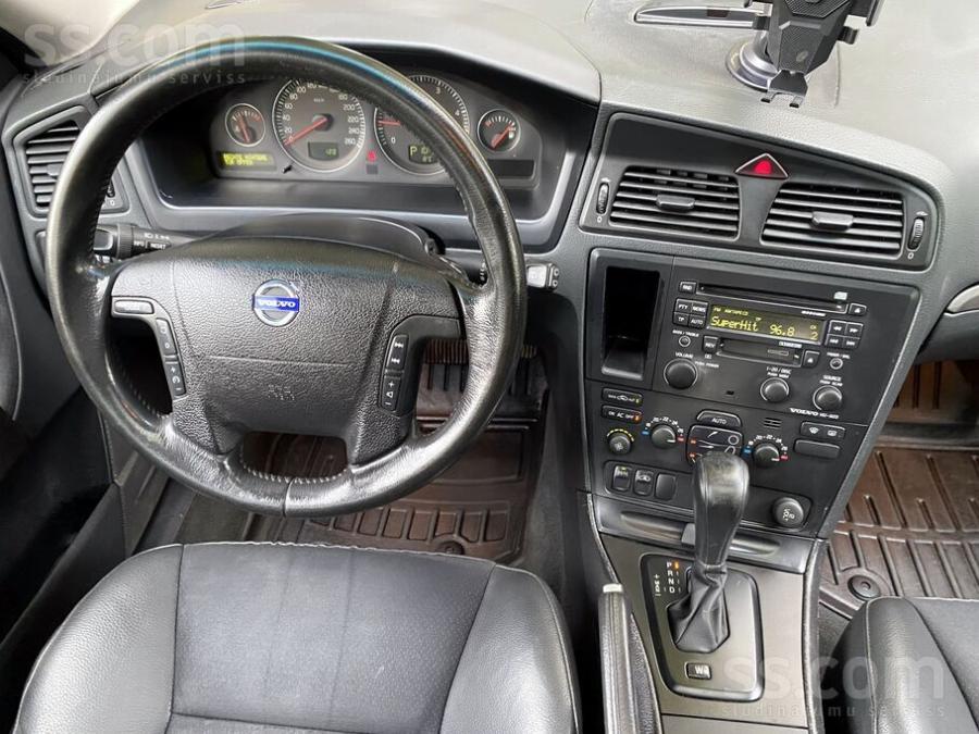 Red Volvo V70 2004 in Riga, with an engine capacity of 2.40 L and mileage of 306 thousand km for 2800 €, photo 14 on AUTOMOTO.COM.LV