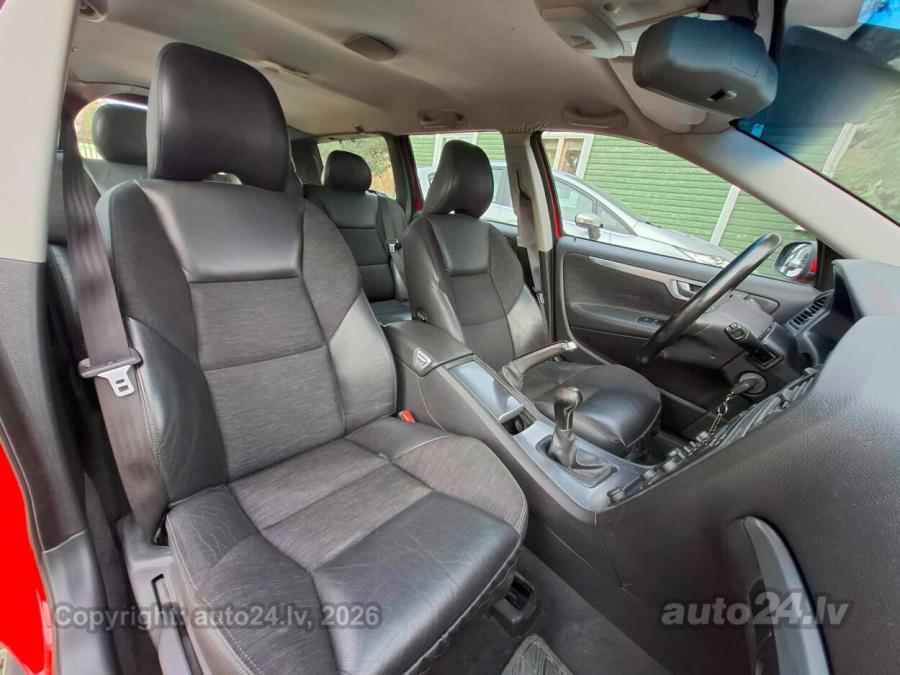 Sarkans Volvo V70 2005 Tallina, ar dzinēja tilpumu 2.40 L un nobraukumu 221 tūkst. km par 4950 €, foto 12 vietnē AUTOMOTO.COM.LV