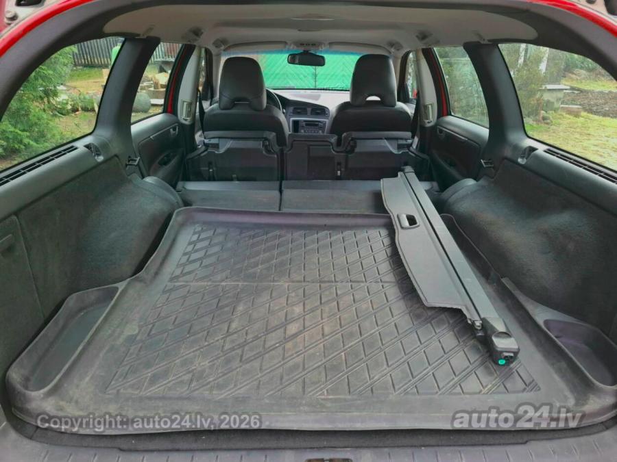Sarkans Volvo V70 2005 Tallina, ar dzinēja tilpumu 2.40 L un nobraukumu 221 tūkst. km par 4950 €, foto 15 vietnē AUTOMOTO.COM.LV