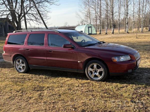 Sarkans Volvo V70 2005 Cēsis, ar dzinēja tilpumu 2.40 L un nobraukumu 437 tūkst. km par 2450 €, foto 1 vietnē AUTOMOTO.COM.LV