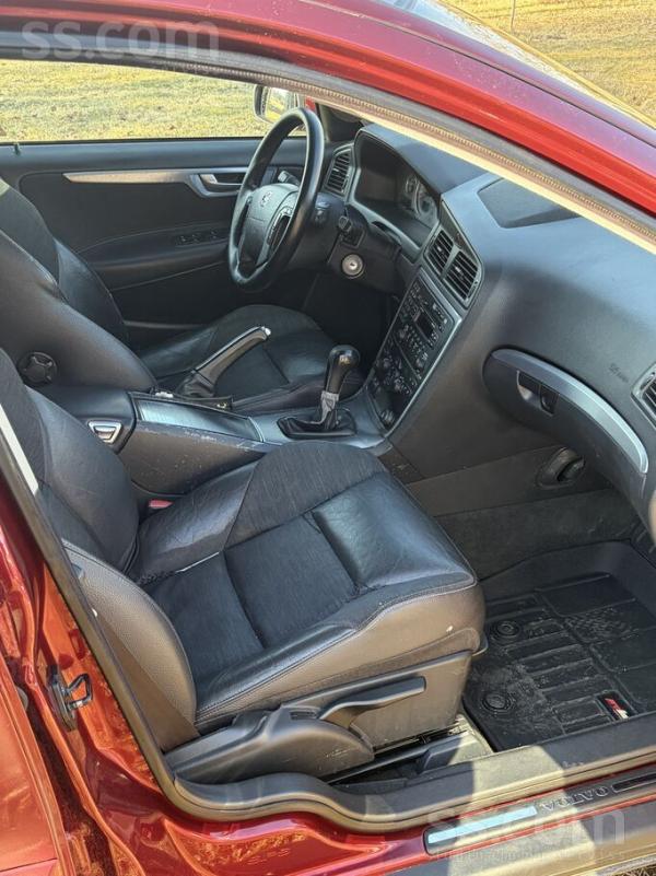 Sarkans Volvo V70 2005 Cēsis, ar dzinēja tilpumu 2.40 L un nobraukumu 437 tūkst. km par 2450 €, foto 5 vietnē AUTOMOTO.COM.LV