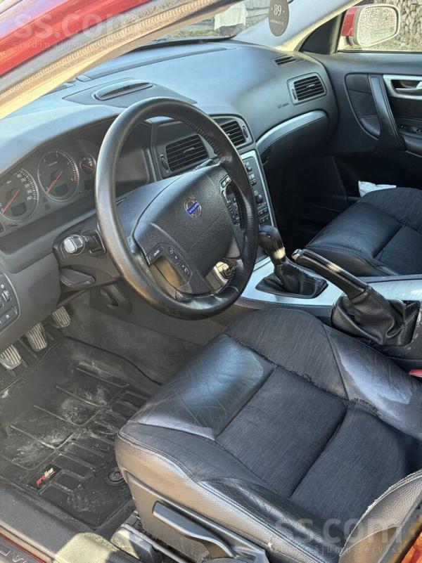 Sarkans Volvo V70 2005 Cēsis, ar dzinēja tilpumu 2.40 L un nobraukumu 437 tūkst. km par 2450 €, foto 8 vietnē AUTOMOTO.COM.LV
