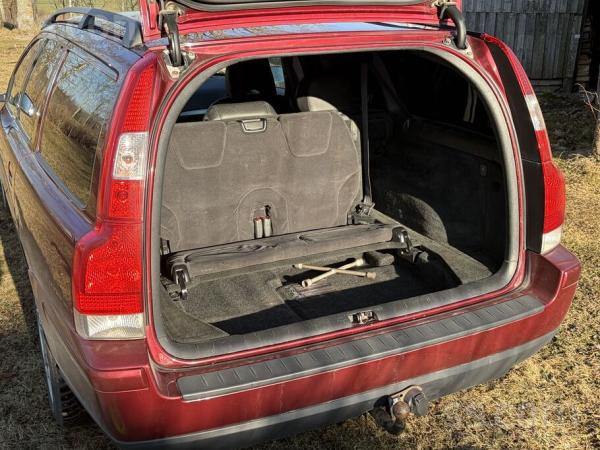 Sarkans Volvo V70 2005 Cēsis, ar dzinēja tilpumu 2.40 L un nobraukumu 437 tūkst. km par 2450 €, foto 9 vietnē AUTOMOTO.COM.LV