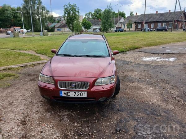 Red Volvo V70 2005 in Daugavpils, with an engine capacity of 2.40 L and mileage of 308 thousand km for 1300 €, photo 1 on AUTOMOTO.COM.LV