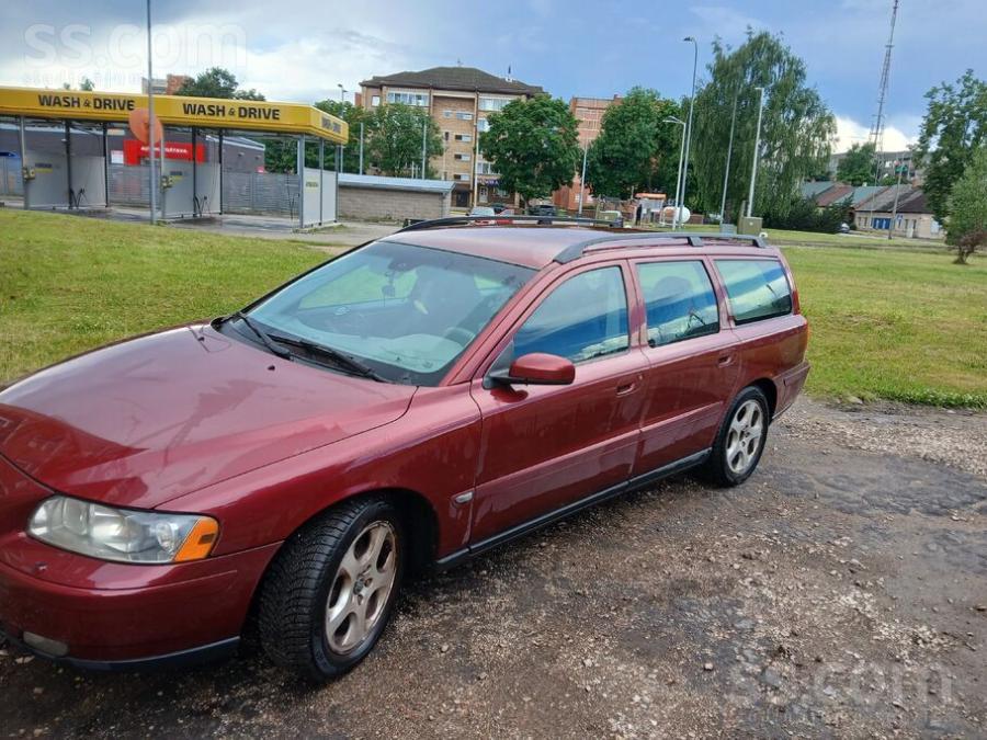 Red Volvo V70 2005 in Daugavpils, with an engine capacity of 2.40 L and mileage of 308 thousand km for 1300 €, photo 3 on AUTOMOTO.COM.LV